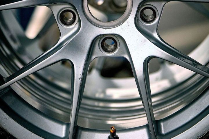 The Dangers of Driving on Damaged Alloy Wheels